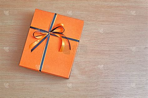 一个带有橙子的优雅盒子