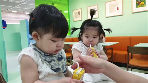 쌍둥이 빨대로 음료수 마시기 Youtube