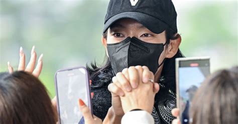 이준기 출국길 팬들과 손깍지 [사진]