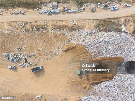 비닐 쓰레기더미와 드론에 의한 각종 쓰레기 공중보기재활용 및 폐기 쓰레기 공사 오염 및 폐기물 처리 개념 0명에 대한 스톡 사진 및 기타 이미지 Istock