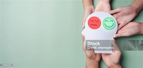 슬픈 얼굴과 뇌 종이에 행복한 웃는 얼굴을 들고 있는 손 양극성 및 우울증 정신 건강 개념 성격 기분 변화 치료 치유 분할 개념 정신 건강에 대한 스톡 사진 및 기타 이미지