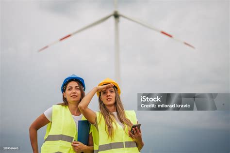 두 명의 여성 엔지니어 재생 가능 에너지 전력 및 전기 혁신을 위한 풍차 2명에 대한 스톡 사진 및 기타 이미지 2명 건설 산업 검사 보기 Istock