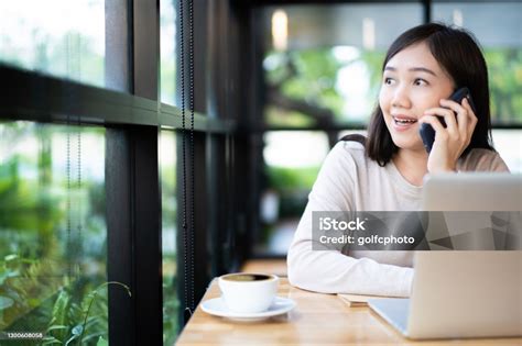 커피숍에서 스마트폰과 노트북 컴퓨터를 사용하는 여성 Brand Name Online Messaging Platform에 대한 스톡 사진 및 기타 이미지 Brand