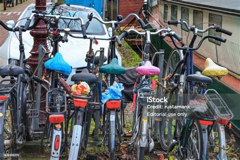 겨울날의 도시 풍경 암스테르담의 역사적인 중심지에 있는 자전거 주차장의 전망 0명에 대한 스톡 사진 및 기타 이미지 0명 Grachtenpand 거리 Istock