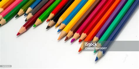 흰색 배경에 고립 된 다채로운 연필의 배너 웹 디자인 닫기 개체 그룹에 대한 스톡 사진 및 기타 이미지 개체 그룹 공부