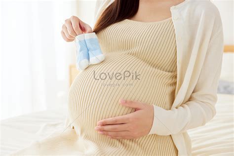 아기 양말을 들고 임신 어머니의 근접 촬영 사진 무료 다운로드 Lovepik