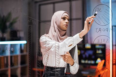 젊은 무슬림 사업가는 작업을 만들고 진행 상황을 확인하고 투명한 유리 보드로 작업합니다 25 29세에 대한 스톡 사진 및 기타 이미지 25 29세 경영자 계획