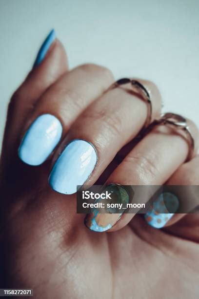 반지와 아름 다운 여성의 손입니다 매니큐어와 꽃 무늬와 파란색으로 짧은 손톱에 디자인 금속에 대한 스톡 사진 및 기타 이미지 금속 꽃 식물 날씬한 Istock