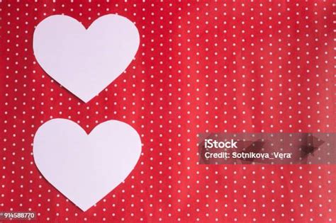 화이트 하트 조각 빨간색 배경에 종이에서 발렌타인의 날 인사말 카드 공예에 대한 스톡 사진 및 기타 이미지 공예 공휴일 낮 Istock