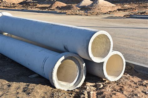 건설 현장에서 콘크리트 배수 파이프 지하 폭풍 하수도 파이프의 누워 물 주 위생 하수구의 설치 지상에 콘크리트 하수 우물의 설치 건설 산업에 대한 스톡 사진 및 기타 이미지