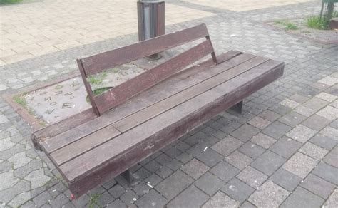 Тажна слика на плоштад „Делфина“ Несовесни малолетници уништуваат сé