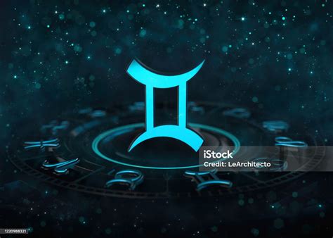 조디악 쌍둥이 자리 는 점성술 바퀴 위의 기호와 어둠에서 보케 0명에 대한 스톡 사진 및 기타 이미지 0명 검은색 고대의