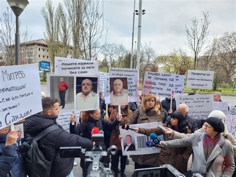 Жан Митрев исвиркан Со фотографии од починатите и транспаренти пречекан пред судот Skopjeinfo Mk
