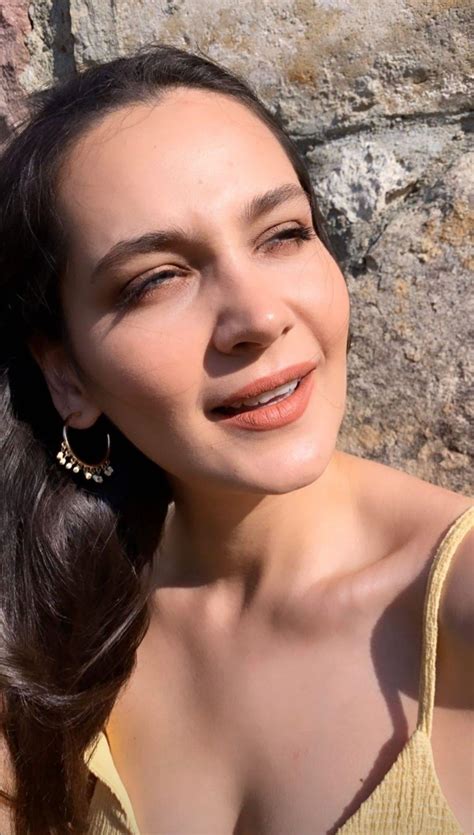 Gulsim Ali Wallpapers Top Free Gulsim Ali Backgrounds Wallpaperaccess