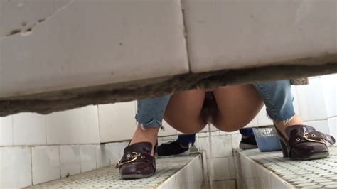 Chinese Voyeur Catches Woman Using Squat Tunnel
