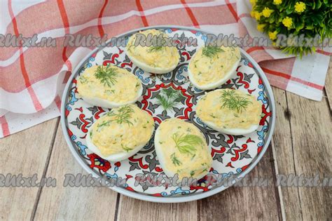 Яйца фаршированные сыром чесноком и майонезом 8 фото в рецепте
