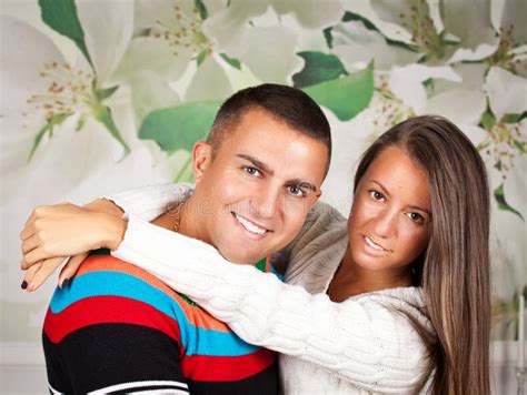 Junge Paare Beim Liebesumarmen Stockbild Bild Von Stattlich Freundin