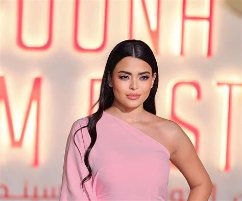 سعره يتخطى 70 ألف جنيهًا أسماء جلال بفستان مزين بالريش مجلة الجميلة