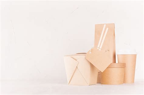 음식 테이크아웃 세트 모형 아시아 요리에 대 한 브랜드 빈 크 래 프 트 종이 팩국수 라벨 음료 컵 그릇 젓가락 흰색 나무 테이블에 대 한 상자 상자에 대한 스톡 사진 및