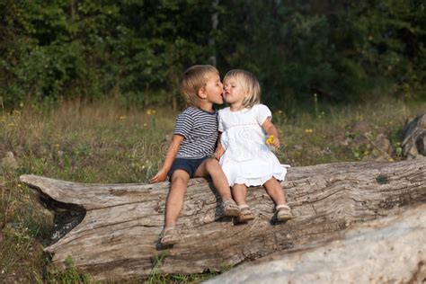 Jongen Die Een Meisje Kust Stock Foto Image Of Vrienden 35317420
