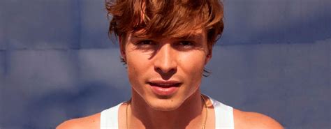 Nicholas Alexander Chavez Desnudo En Monstruos Famosos En Bolas