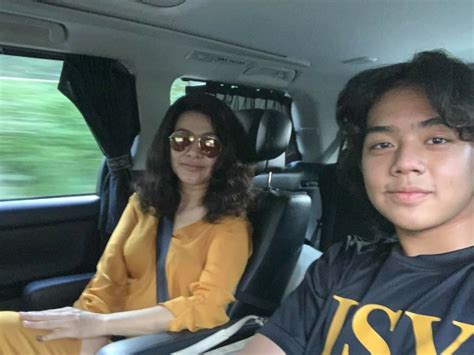 Liveလေးလွှင့်ပြီး ချစ်တဲ့ပရိသတ်တွေနဲ့ အလွမ်းပြေစကားတွေပြောကာ သူမရဲ့