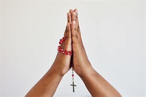손 기도하는 사람 십자가 예배 기독교 흰색 배경에 고립된 종교가 있는 묵주 구슬 하나님에 대한 감사 믿음과 도움 구하기 신뢰와기도 모형이있는 영적 삶 손에 대한 스톡 사진