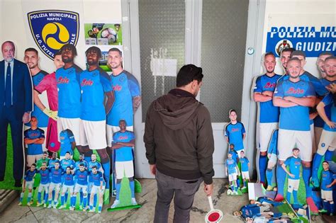 Centinaia Di Cartonati Abusivi Dei Giocatori Del Napoli In Vendita A Via Marina Sequestro Da