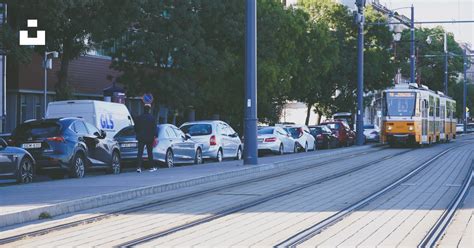 선로 위의 기차 사진 Unsplash의 무료 헝가리 이미지