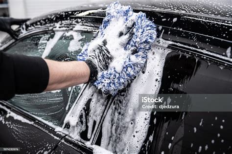세차장이나 세차장 스튜디오의 직원이 조심스럽게 세차합니다 검은색에 대한 스톡 사진 및 기타 이미지 검은색 교통수단 깨끗한 Istock