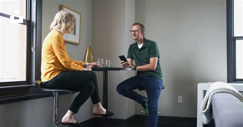 녹색 폴로 셔츠를 입은 남자가 노란 셔츠를 입은 여자 옆에 앉아 있다 사진 Unsplash의 무료 사무실 이미지