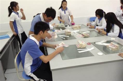 这三大专业就业市场接近饱和，毕业生远超社会需求，要早做打算 就业市场 饱和 学生 新浪新闻