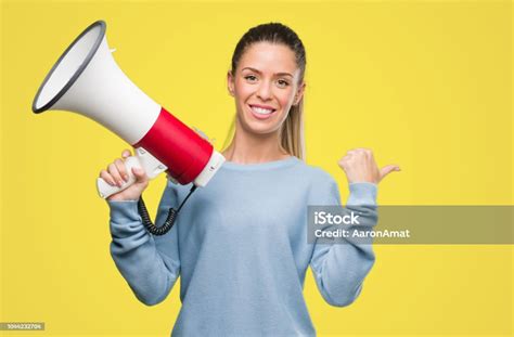 아름 다운 젊은 여 자가 행복 한 얼굴을 미소 손과 손가락으로 가리키는 확성기 들고 가리키기에 대한 스톡 사진 및 기타 이미지 가리키기 감정 긍정적인 감정 표현