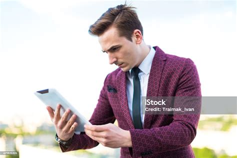 빨간 정장과 셔츠에 심각한 사업가 빈 태블릿과 지붕에 서 개념에 대한 스톡 사진 및 기타 이미지 개념 경관 경영자 Istock