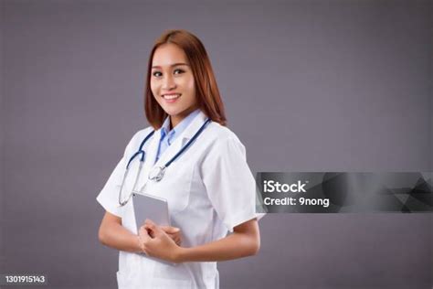 직장에서 스마트 컴퓨터 태블릿을 사용하여 아시아 여자 의사 기술 약물 병원에서 Ai 첨단 기술 의사와 약물의 개념 20 24세에 대한 스톡 사진 및 기타 이미지 Istock