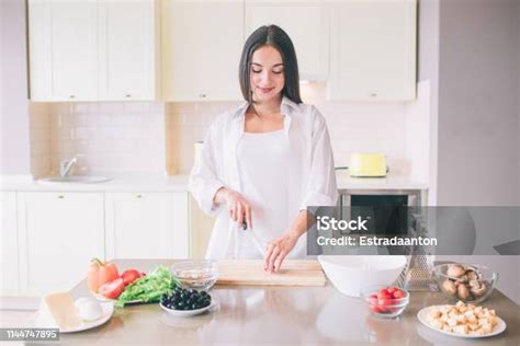부엌에서 요리 하는 젊은 여자의 사진 그녀는 스탠드와 야채를 잘라냅니다 그녀는 조심 하 고 있습니다 가정 생활에 대한 스톡 사진 및 기타 이미지 Istock