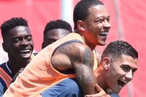 Torcedor Da Rd Congo Passa Jogo Imóvel Em Tributo A Mártir E Vira