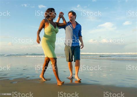 젊은 행복 하 고 매력적인 혼합 인종 커플 흑인 아프리카계 미국인 민족 여자와 화이트 남자 산책 아름 다운 해변에서 편안 하 게 여러 인종 사랑 관계와 다양성 2명에 대한