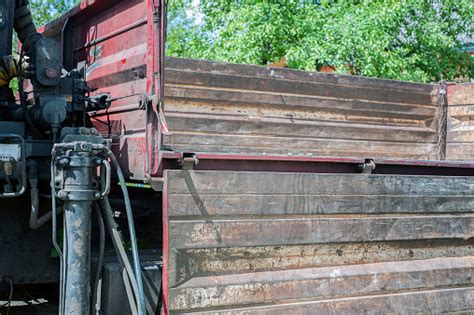 트럭에서 포장 슬래브를 언로드합니다 남자는 조작기로 포장 슬래브를 언로드합니다 작업자는 대형 기계에서 건축 자재를 언로드합니다 0명에 대한 스톡 사진 및 기타 이미지