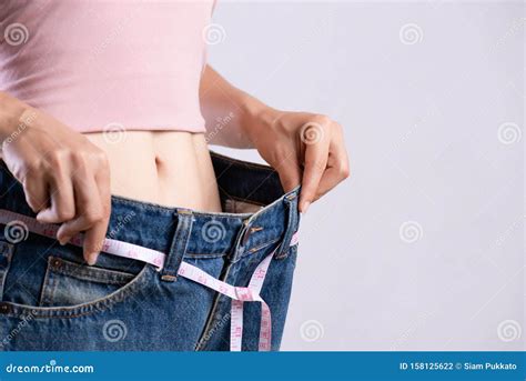 Schlanke Junge Frau Die Ihre Dünne Taille Mit Einem Klebeband Misst