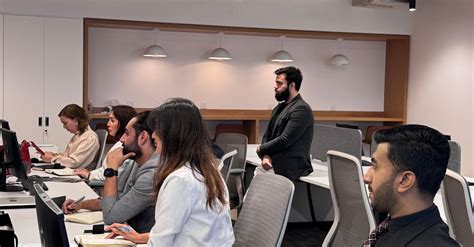 有关专业发展 专业工作空间 专注工作 互动工作 人 公司背景 共享工作区 办公室照明 办公室设计 办公室通讯 办公环境 协作工作 员工敬业度 商务人士 商务休闲