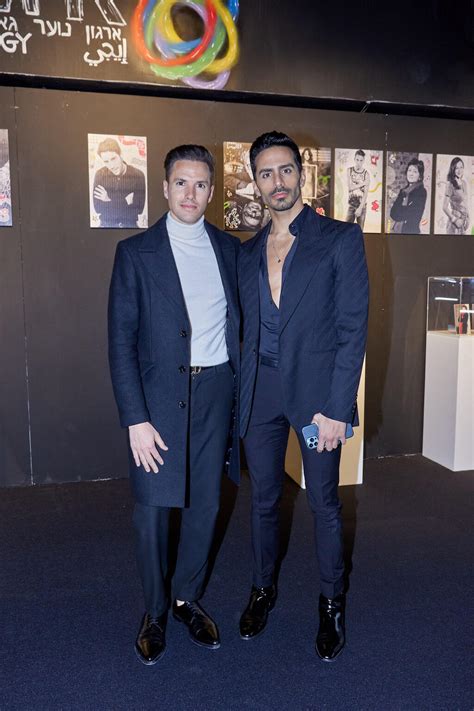 מתחמם הגברים הלוהטים של הביצה יוצאים לבלות