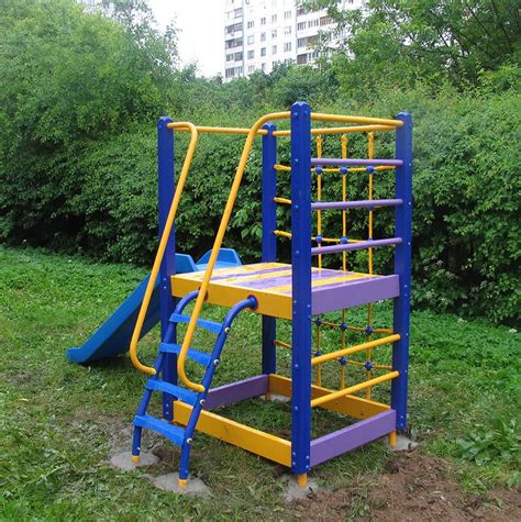 Уличная детская площадка