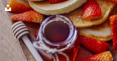 흰색 세라믹 접시에 얇게 썬 딸기 사진 Unsplash의 무료 코스타리카 이미지