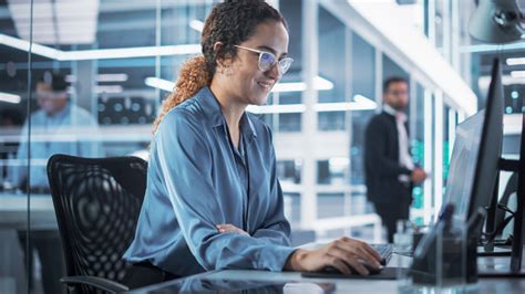 에이전시에서 컴퓨터 Cad 소프트웨어에 대한 3d 회로 마더보드 프로젝트에서 작업하는 아름다운 미소 짓는 똑똑한 산업 엔지니어의 초상화 현대 기술 연구 개발 사무소 3차원