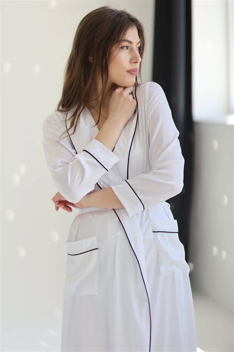 Ninea • ნინეა გრძელი თეთრი ხალათი კანტით