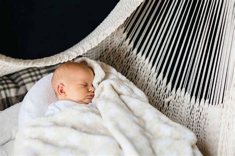Để trẻ sơ sinh nằm võng có thực sự tốt không