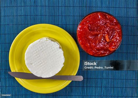 구아바 페이스트 치즈 일명 고이아바다콤 퀘이조 미나스 프레스칼 최고 미나스 제라이스 브라질 달콤한 페이스트리 구아바의 전형적인 디저트와 신선한 치즈 미나스 제라이스 주에