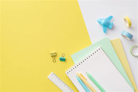 학교 개념으로 돌아 가기 화려한 학교 용품 비행기 모양의 깎는 사람 펜 눈금자 접착 테이프와 이중 색상의 노란색과 흰색 배경에 바인더 클립의 상단보기 사진 0명에 대한 스톡