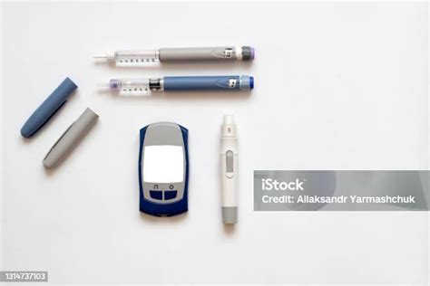 인슐린 짧은 긴 포도당 미터 테스트 스트립 및 흰색 고립 된 배경에 손가락 피어싱 펜 모의와 당뇨병 환자를 위한 세트 고혈당증에 대한 스톡 사진 및 기타 이미지 Istock